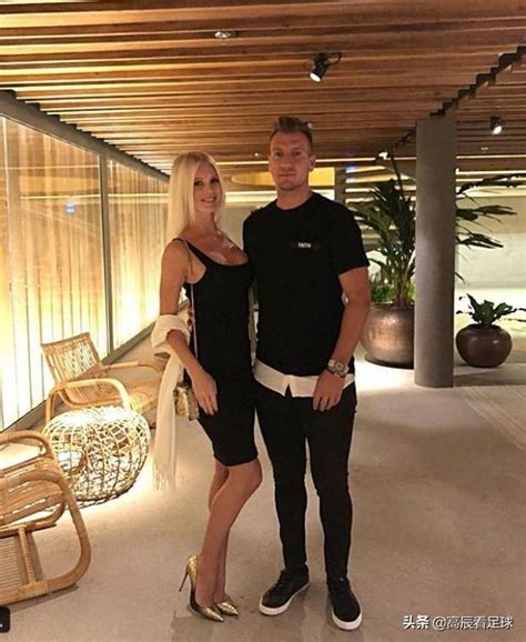 “足坛友妻门”男主马克西的现状，现任妻子肤白貌美大长腿 搜狐大视野 搜狐新闻