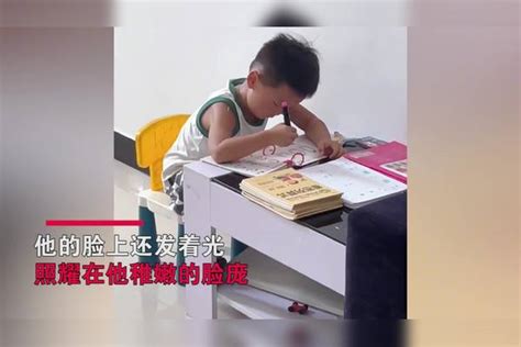 同一个童年！萌娃假装看书实际在玩平板，爸爸：脸上的光出卖了他平板萌娃实际