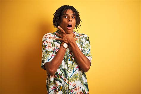 고립 된 노란색 배경 에 여름 셔츠를 입고 휴가에 공포를 가진 아프로 남자는 고통스러운 목졸림 때문에 외치고 질식 건강 문제 질식 과 자살 개념 건강관리와 의술에 대한 스톡