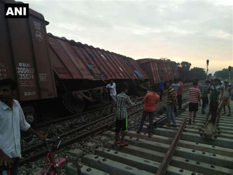 Up Four Wagons Of Goods Train Derail Near Hardattpur Railway Station