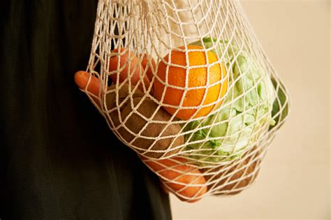 여자 손은 야채와 문자열 쇼핑백을 들고 따뜻한 흙 색조의 과일 제로 폐기물 0에 대한 스톡 사진 및 기타 이미지 0 가방 개념 Istock