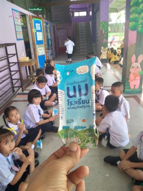 นม นม นม เรามาดื่มนม กันเถอะ เด็ก ๆ ได้ดื่มนม ซึ่งเป็นอาหารธรรมชาติที่