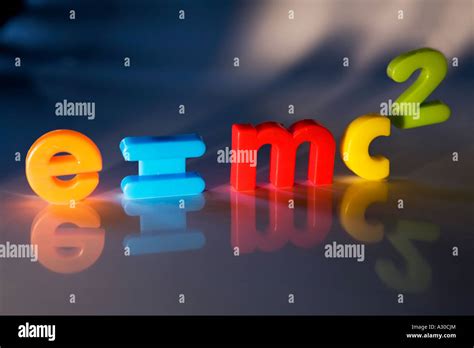 E mc2 formule la théorie de la relativité énoncée avec bassin pour les