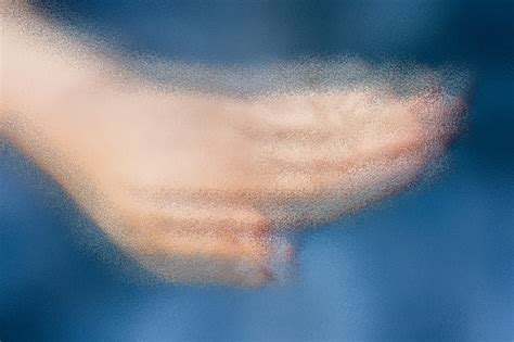 그의 손톱을 보여주는 작은 57 세 꼬마 포 수와 총 덩어리 죠 가족에 대한 스톡 사진 및 기타 이미지 가족 귀여운 닫은 Istock