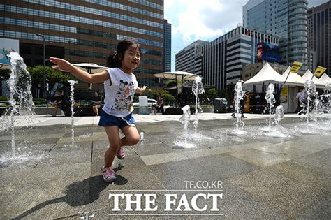 Tf포토 폭염을 피하자물놀이로 더위 식히는 아이들 포토 기사 더팩트