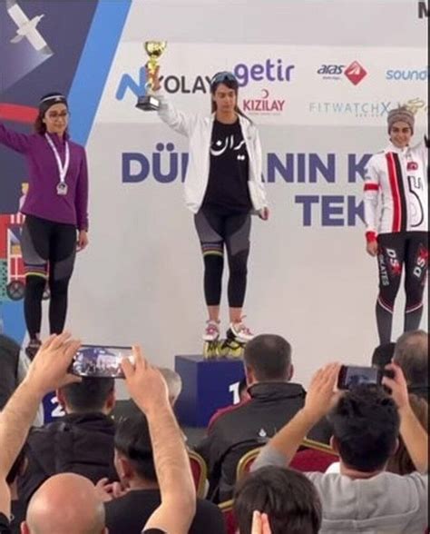 کشف حجاب بازیکن زن تیم ملی اسکیت ایران هنگام دریافت جام نیلوفر