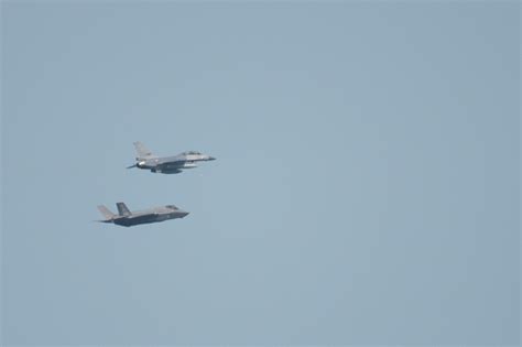 록히드 마틴 F35 공동 스트라이크 전투기와 F16 파이팅 팔 콘 F 16 파이팅 팰콘에 대한 스톡 사진 및 기타 이미지 F