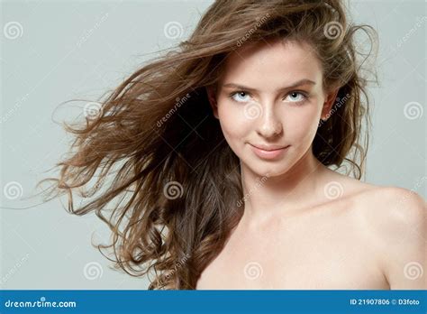 Retrato De Una Muchacha Hermosa Foto De Archivo Imagen De Mirada Persona