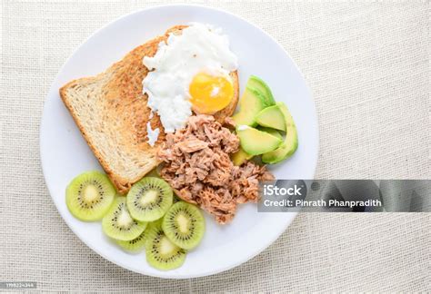 현대 스타일 깨끗한 음식 빵 계란 참치 샐러드 키위와 아보카도 0명에 대한 스톡 사진 및 기타 이미지 0명 개념 개념과