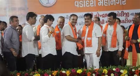 Vadodara Nearly A Dozen Congress Leaders Join Bjp And Organise A Mega