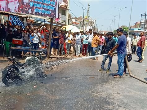 Bike Caught Fire While Starting In Bangarmau बांगरमऊ में स्टार्ट करते