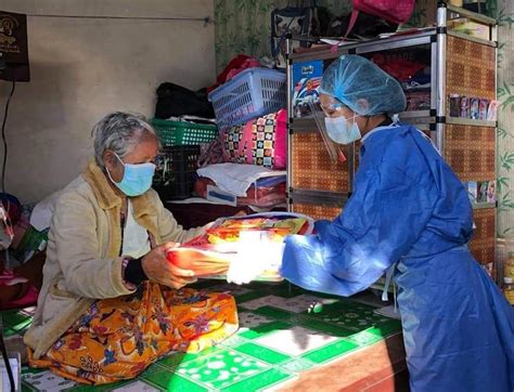 မန္တလေးမြို့အတွင်းရှိ အသက် ၇၀ နှစ်နှင့်အထက် မှီခိုရာမဲ့ အဘိုး၊ အဘွားများကို စောင်များ၊ အားဆေးမ