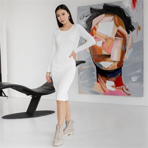 Зручне модне жіноче плаття з велюрового вельвету білого кольору — ціна 980 грн у каталозі Сукні