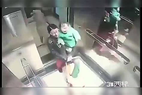 妈妈送走保姆和孩子，结果刚进电梯，监控就拍下愤怒画面监控电梯结果