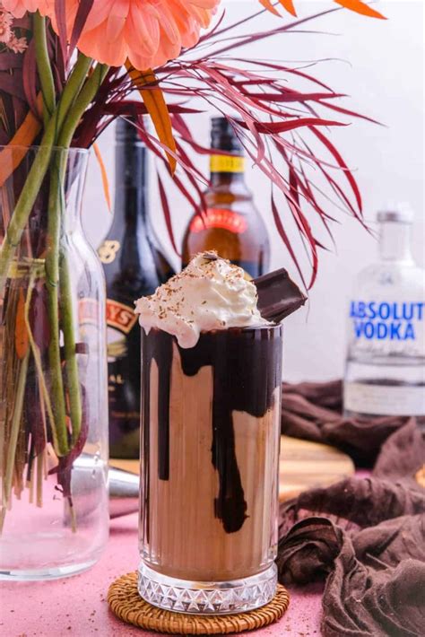 Best Classic Mudslide Cocktail Recipe — Sugar And Cloth