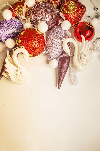 크리스마스 장식의 상위 뷰 빨간색 크림슨 핑크와 라일락 색상 설정 0명에 대한 스톡 사진 및 기타 이미지 0명 겨울