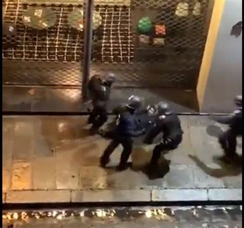 Paris Vidéo Dun Homme Roué De Coups Par Des Policiers Samedi Une