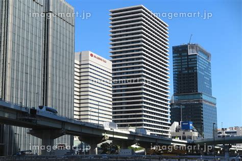 大阪中之島から望むビル群（左からアクア堂島、クラウンプラザホテル、新ダイビル、大阪三菱ビル）の写真素材 240006701 イメージマート