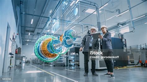 공장 디지털화 두 명의 산업 엔지니어가 태블릿 컴퓨터를 사용하여 녹색 에너지 엔진의 3d 모델에 대한 데이터를 분석합니다 인더스트리 4 하이테크 전자 시설 컴퓨터 보조