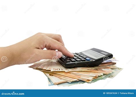 Mano Femenina Está Tecleando En Una Calculadora Sobre El Fondo De Un