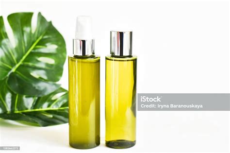 열대 몬스터 잎흰색 배경에 병 화장품 Spa 천연 미용 제품 천연 미용 제품 컨셉 공간을 복사합니다 0명에 대한 스톡 사진 및 기타 이미지 Istock