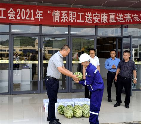 清镇市总工会开展“情系职工送安康夏送清凉”慰问活动作业