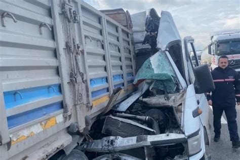 Yalova da minibüs kamyona arkadan çarptı 1 yaralı Güncel Haberler