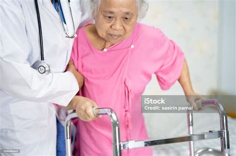 아시아 간호사 물리 치료사 의사 치료 도움 및 병원 병동에서 워커와 함께 걷는 노인 또는 노인 노인 여성 환자 건강한 강한 의료
