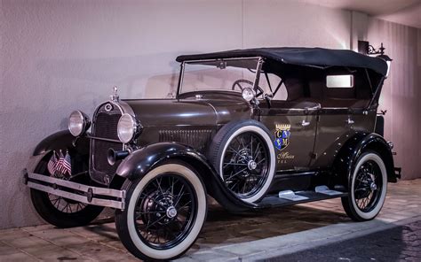 무료 이미지 남자 고대 미술 바퀴 교통 수송 드라이브 속도 클래식 자동차 빈티지 자동차 포드 사치 옛 타이머 우아한 권위 있는 골동품 자동차