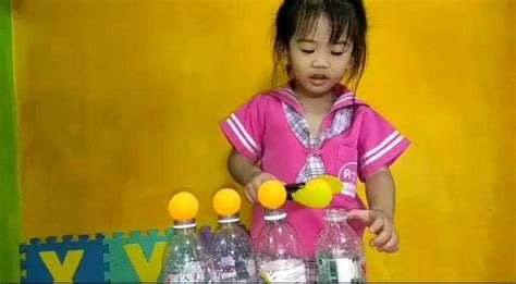 กิจกรรม คีบลูกปิงปอง วางบนปากขวดนำ้ ฝึกฝน สมาธิ ความตั้งใจทำกิจกรรมให้สำเร็จ กล้ามเนื้อมัด