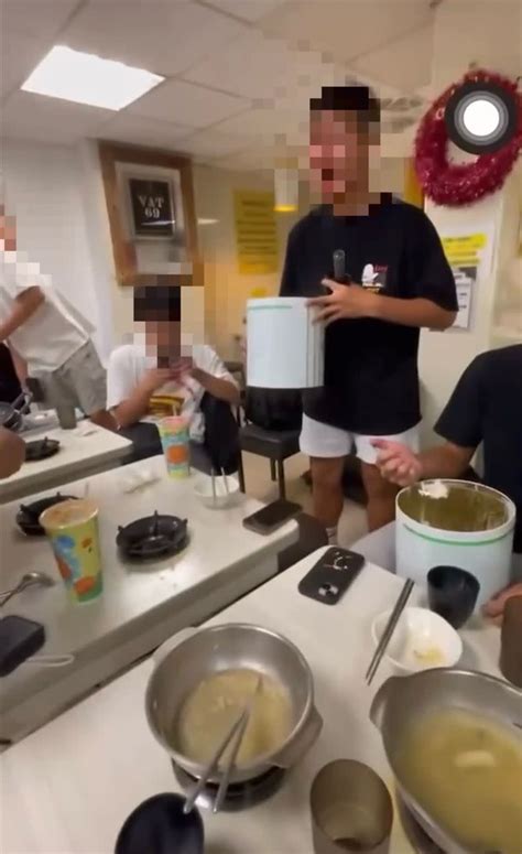 男大生惡搞「抱整桶冰噁吃」！店家怒了：未進化 文化大學帶人親道歉