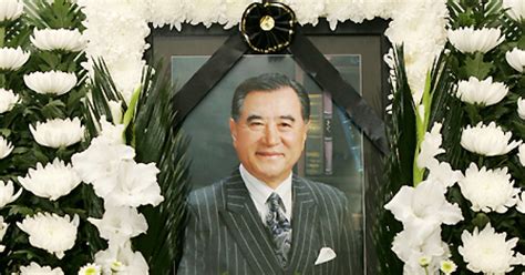 포토엔 국화꽃 속에 밝은 미소 지으며 잠든 故 최길호의 영정