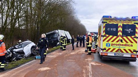 Waldeck Zwei Tote Nach Schwerem Unfall Auf B485 Lkw Fahrer Verletzt