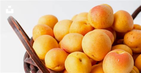 갈색 짠 바구니에 노란색 둥근 과일 사진 Unsplash의 무료 만들다 이미지