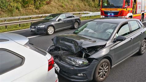 Autobahn Bei Leonberg Verletzte Nach Unfall Auf Der A8 Strecke