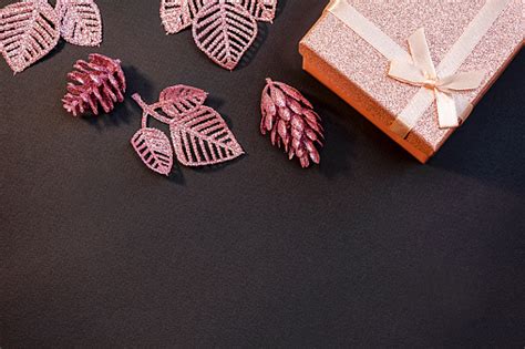 반짝이는 선물 상자와 검은 색 배경장식으로 만든 크리스마스 프레임 위쪽 보기 겨울에 대한 스톡 사진 및 기타 이미지 겨울 계절 공휴일 Istock