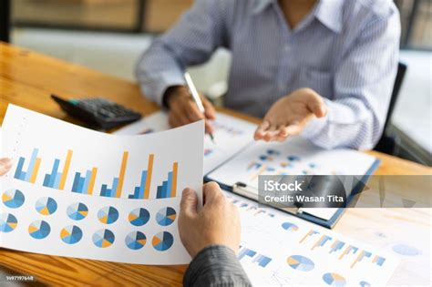 재무 고문 회의는 비즈니스 성장 보고서의 차트 분석에 대해 논의하고 투자를 계획합니다 2명에 대한 스톡 사진 및 기타 이미지 2명 개발 검사 보기 Istock