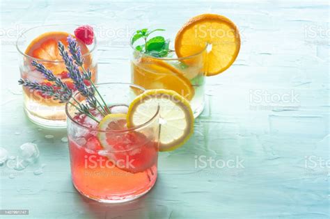 여름 칵테일 또는 칵테일 감귤류와 라벤더가 들어간 차가운 음료 0명에 대한 스톡 사진 및 기타 이미지 0명 Gin Tonic 감귤류 과일 Istock