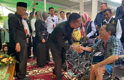 Pemkot Palembang Serahkan Bantuan Kursi Roda Dan Alat Bantu Dengar Bagi Kaum Disabilitas Dan