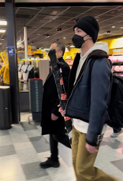 网曝吴磊到达芬兰机场路透图 穿搭休闲保暖帅气十足新浪图片