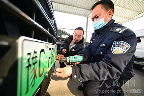 河南洛阳：新车上牌迎来高峰 人民图片网