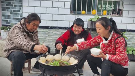 农村土灶做的柴火鸡就是香，锅边贴一圈面饼，婆媳仨人吃过瘾 Youtube