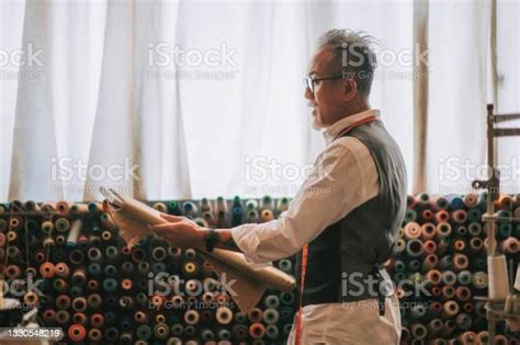 아시아 중국 시니어 테일러 남자 와 얼굴 머리 검사 선택 직물 의류 에 아틀리에 스튜디오 소기업에 대한 스톡 사진 및 기타