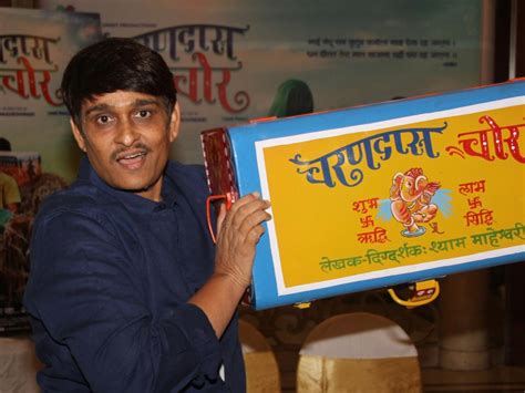 लेखक दिग्दर्शक श्याम माहेश्वरी यांचे चरणदास चोर या चित्रपटाद्वारे