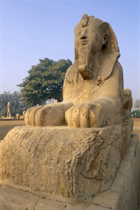 无人竖图室外白天仰视旅游度假植物标志建筑城市地标建筑雕塑非洲埃及开罗阴影艺术装饰光线雕刻雕像影子