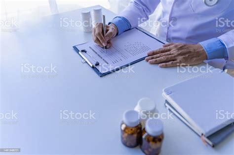 클리닉 사무실 복사 공간 초상 병원에서 자신감있는 남성 의사와 전문 의학 실험실 코트의 의료진 의료 서비스 또는 클리닉 전문가의