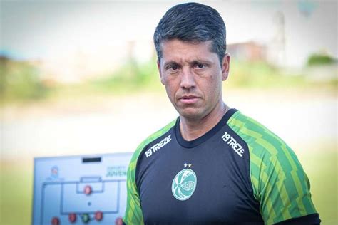 Veja como foram os últimos trabalhos de Thiago Carpini alvo da nova diretoria do Santos