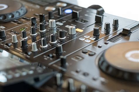 파티에서 록 팝 레게톤 음악을 연주하는 Dj 믹서 Dj에 대한 스톡 사진 및 기타 이미지 Dj 탁자 0명 Istock