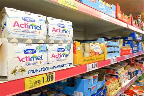 Danone Actimel redaktionelles foto. Bild von nahrung - 56907126
