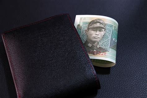 검은 바닥에 검은 지갑으로 지폐 통화 미얀마 Kyats 중 하나입니다 그것은 복고풍 돈을입니다 가죽에 대한 스톡 사진 및 기타